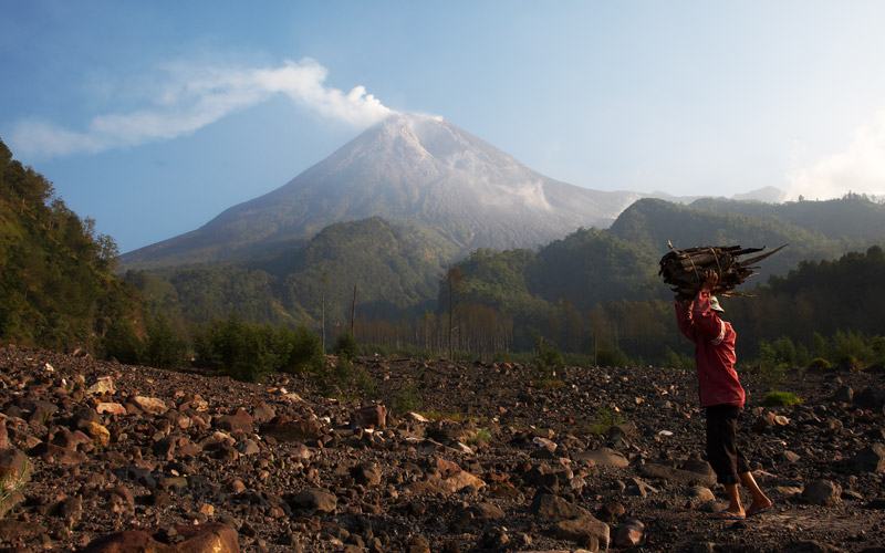 EarthCurrent: Indonesia to Evacuate Thousands as Major Volcanic ...